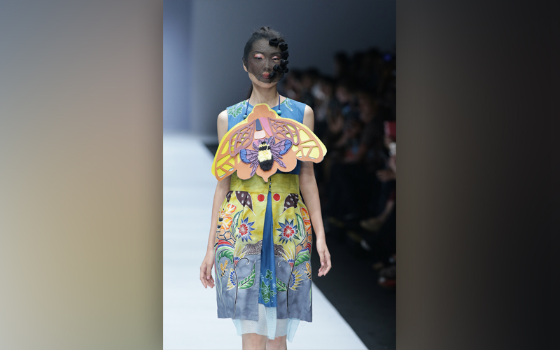 Lenny Agustin, Membawa Madu dan Lebah Ke Panggung Jakarta Fashion Week 2019
