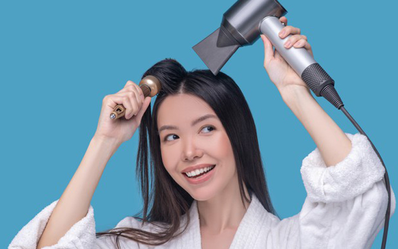 mengering rambut menggunakan pengering rambut - TannertaroBryant